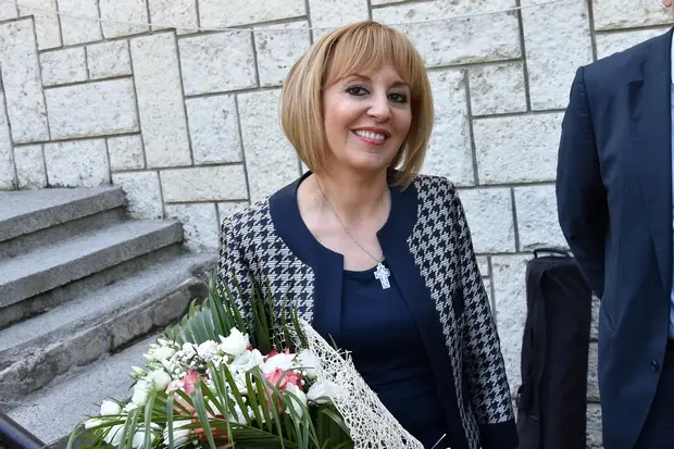 Мая Манолова се среща днес с автоинструктури и таксиметрови шофьори в ...