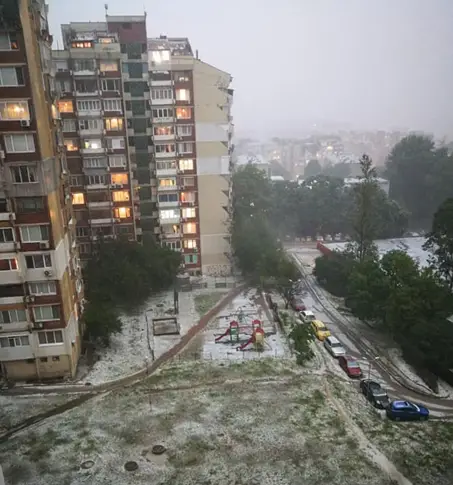 Градушката помля много коли във Варна