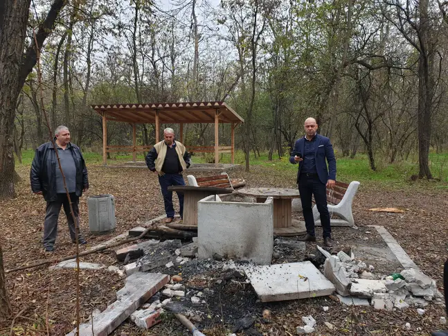За пореден път вандали разрушиха едно барбекюта в парк „Лаута” | Darik.bg