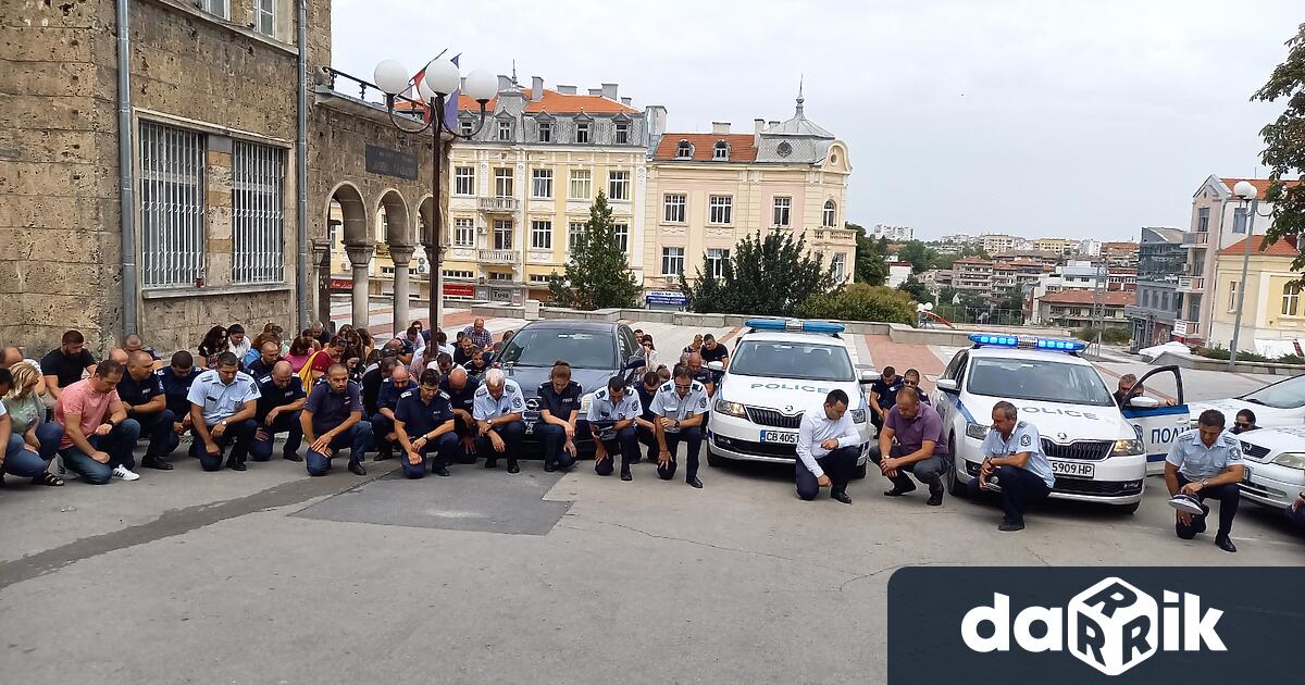Полицаите от Шумен почетоха паметта назагиналите си бургаски колеги Darik Bg