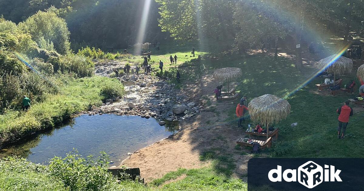 Доброволци почистиха река Лева край Враца | Darik.bg