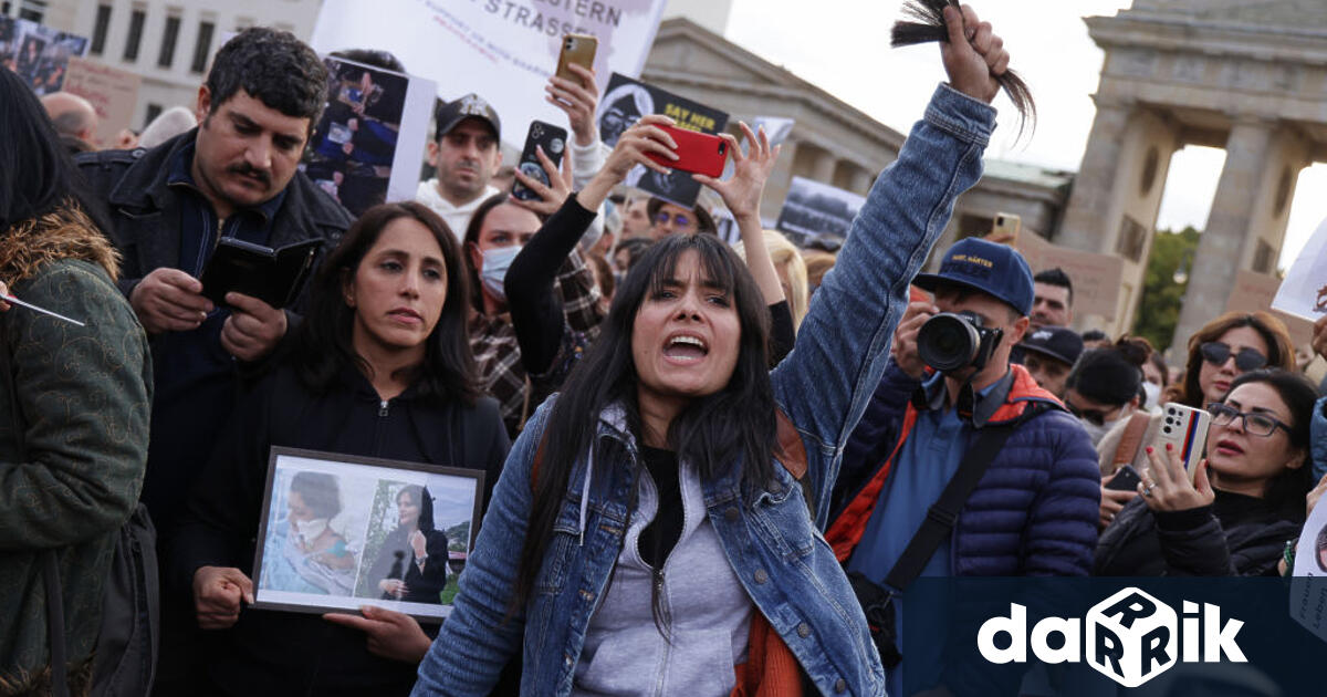 35 убити при протестите в Иран | Darik.bg