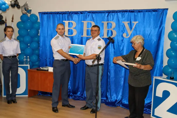 Награди за първенеца и отличниците на 72-ри випуск Васил Левски при ВВВУ Георги Бенковски | Darik.bg