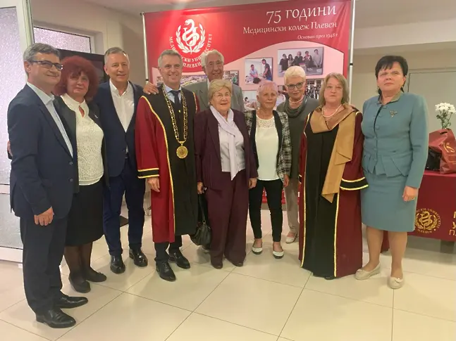 Медицински колеж - Плевен тържествено отбеляза 75 г. от основаването си/СНИМКИ/ | Darik.bg