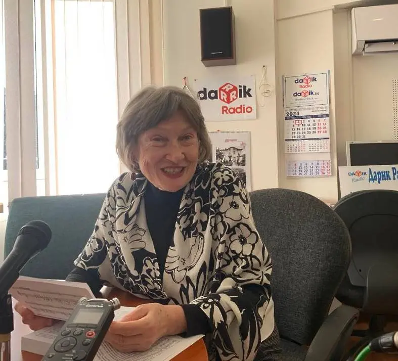 Августина Серафимова посвети своя книга на 70-годишния юбилей на Плевенска филхармония | Darik.bg