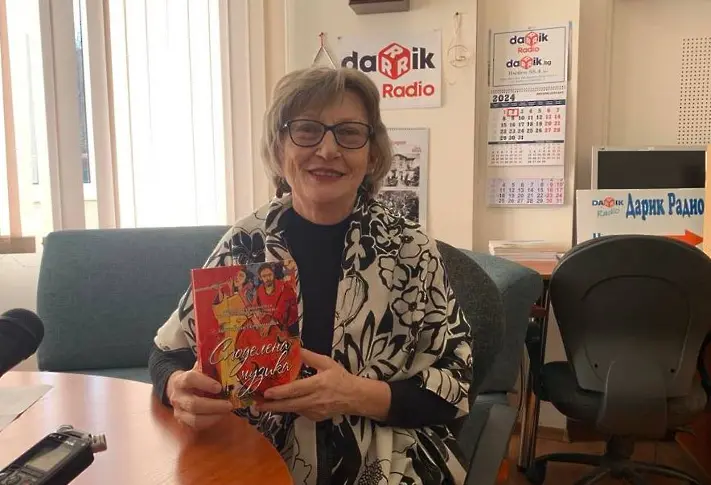 Августина Серафимова посвети своя книга на 70-годишния юбилей на Плевенска филхармония | Darik.bg