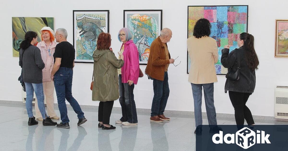 80 автори от ДПХ се представят в пролетната изложба “Цветове” в Градската галерия | Darik.bg