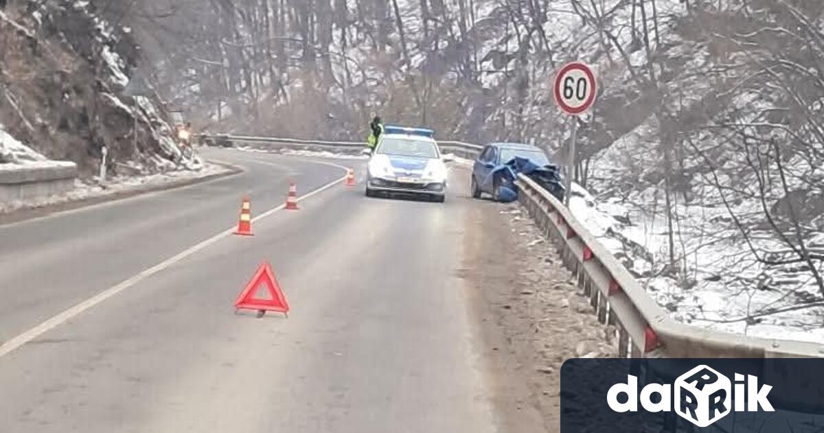 Кола с деца се наниза на мантинела, като по чудо няма тежко пострадали | Darik.bg