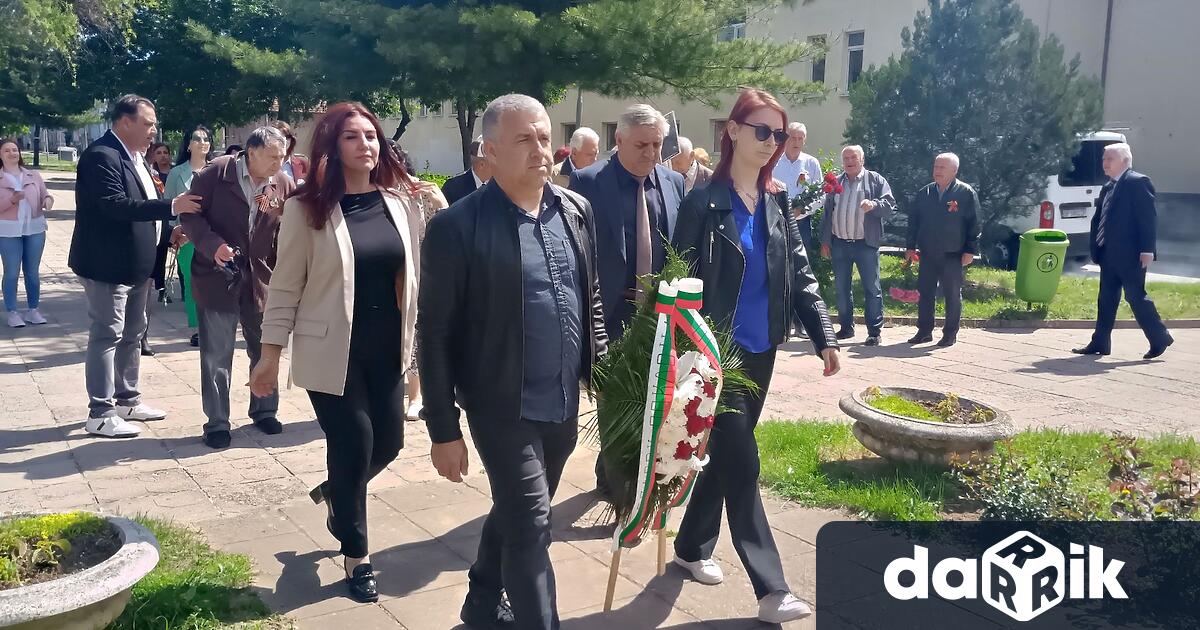 В Мездра почетоха Деня на победата и Ден на Европа - 9 май | Darik.bg