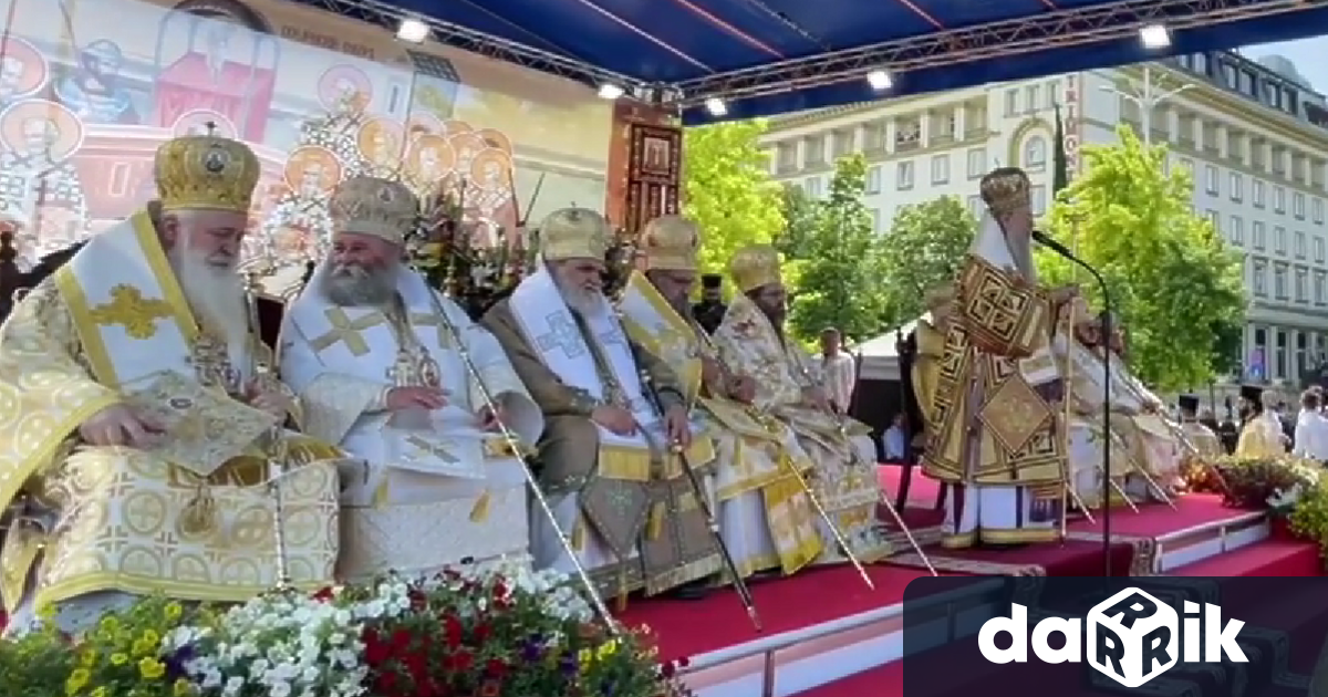 По време на тържествената литургия в Пловдив: Митрополит Николай провъзгласи Симеон II за ...