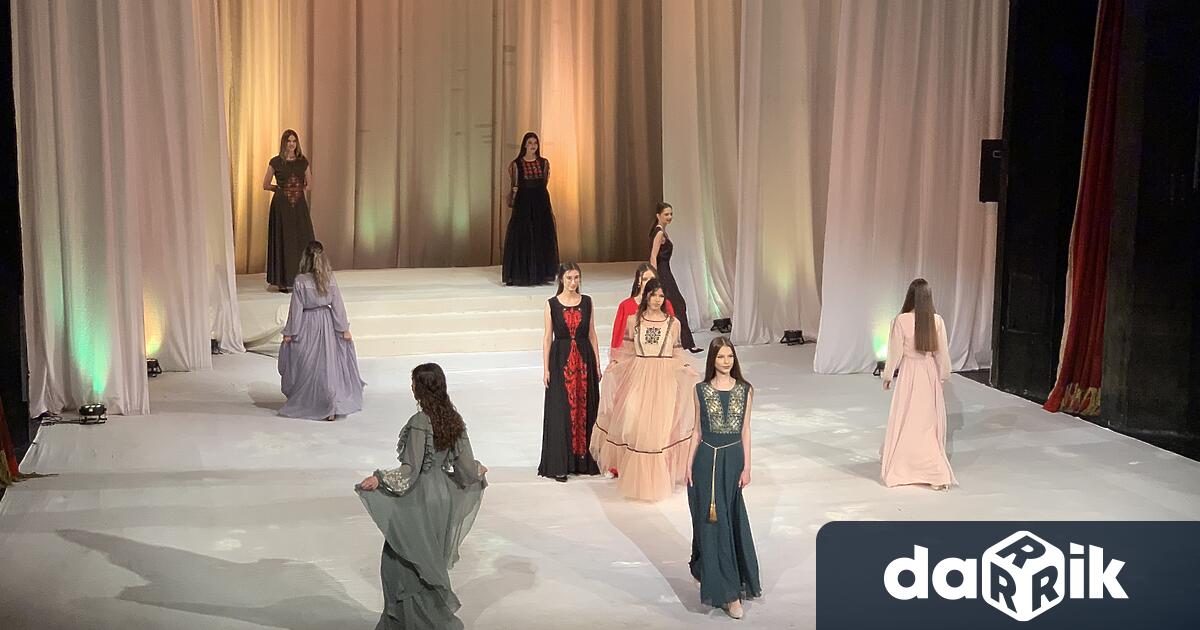 При огромен успех премина 76-то издание на Парад на модата - Плевен-2025/СНИМКИ-ВИДЕО/ | Darik.bg