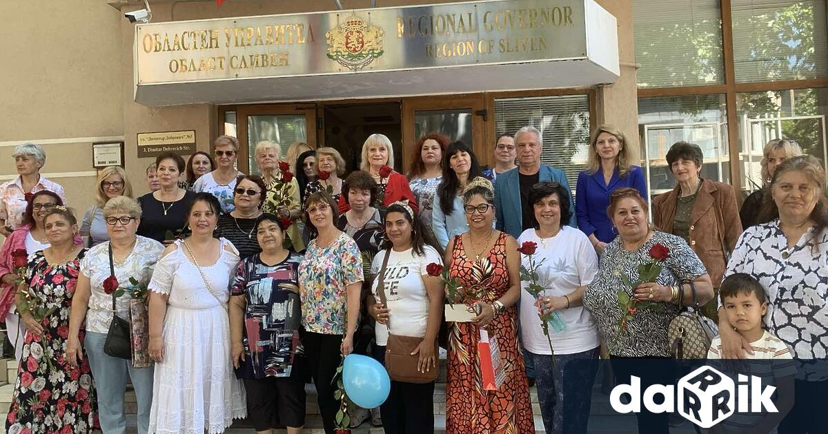 Наградиха приемни майки в Сливен | Darik.bg