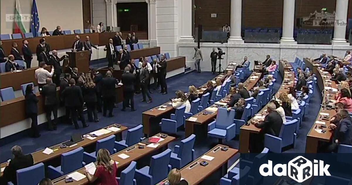„Възраждане“ окупираха трибуната в НС, стигна се до физически сблъсък между депутати | Darik.bg