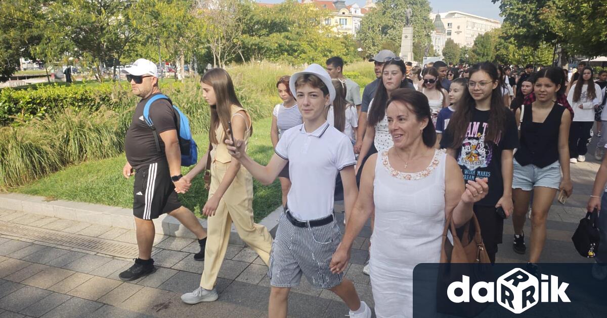 Плевен посрещна 100 молдовски ученици и учители с български корени | Darik.bg