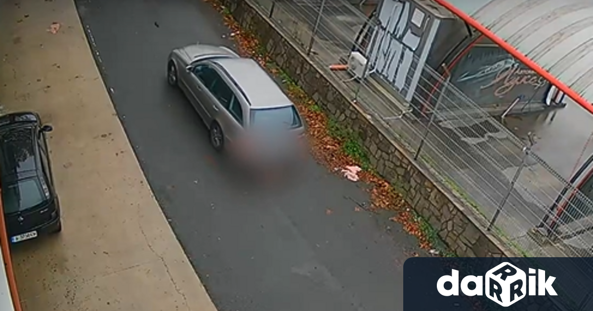 Кола прегази възрастна жена в Бургас, влачи я в продължение на метри | Darik.bg