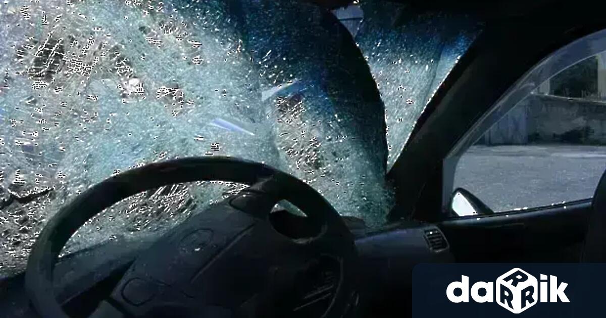 Две коли се сблъскаха челно на изхода на Лозен | Darik.bg