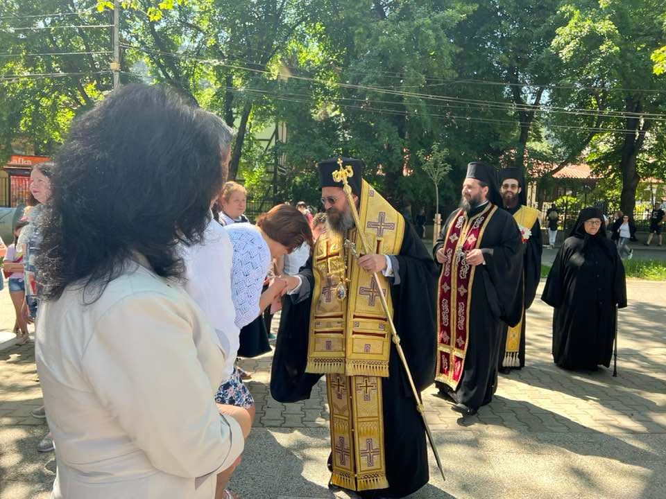 Стотици деца от Кюстендил се включиха в празника на Православния дух и